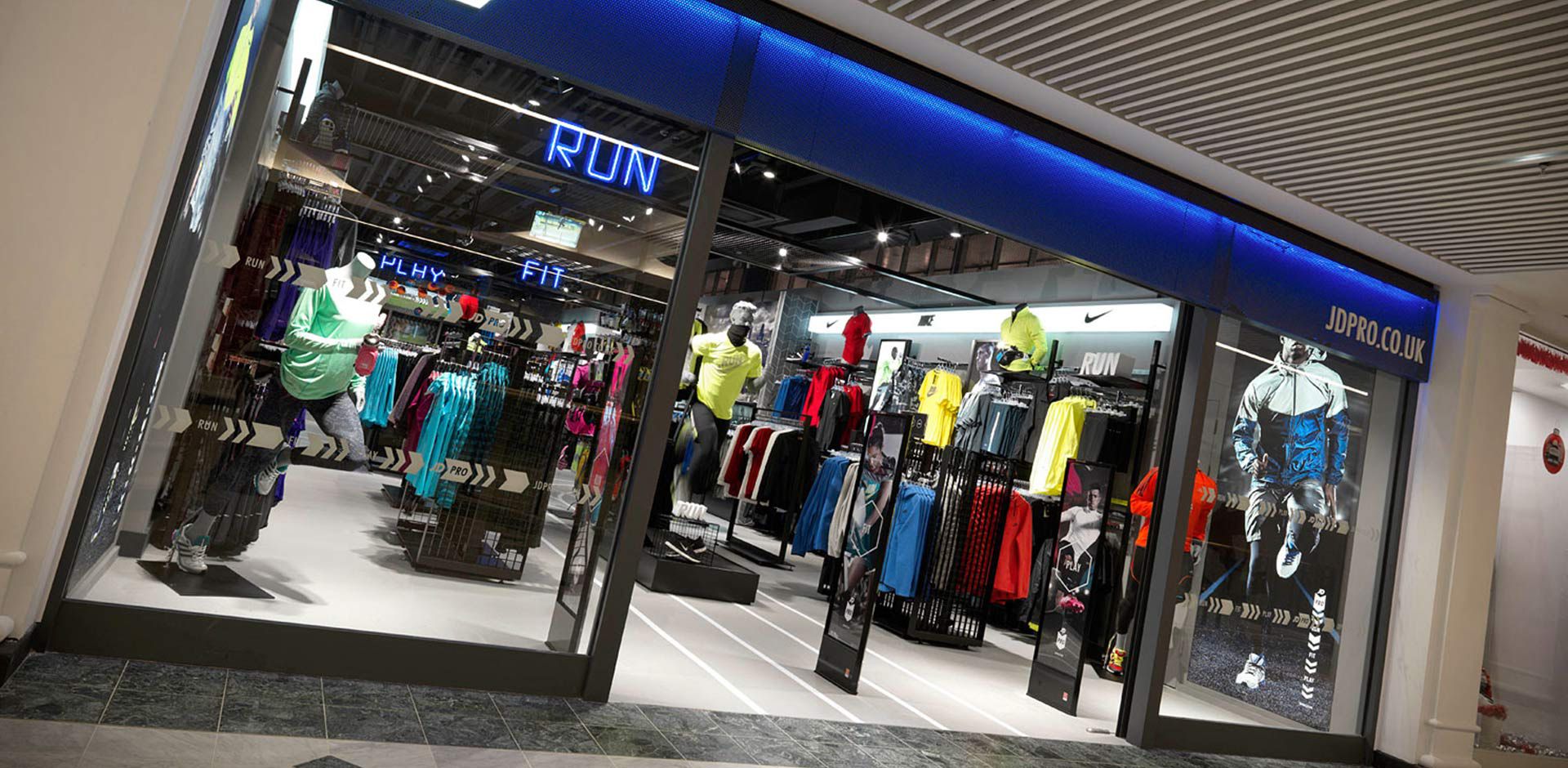 VMR | ADM (UK) LTD - Unique animatronic moving display mannequins